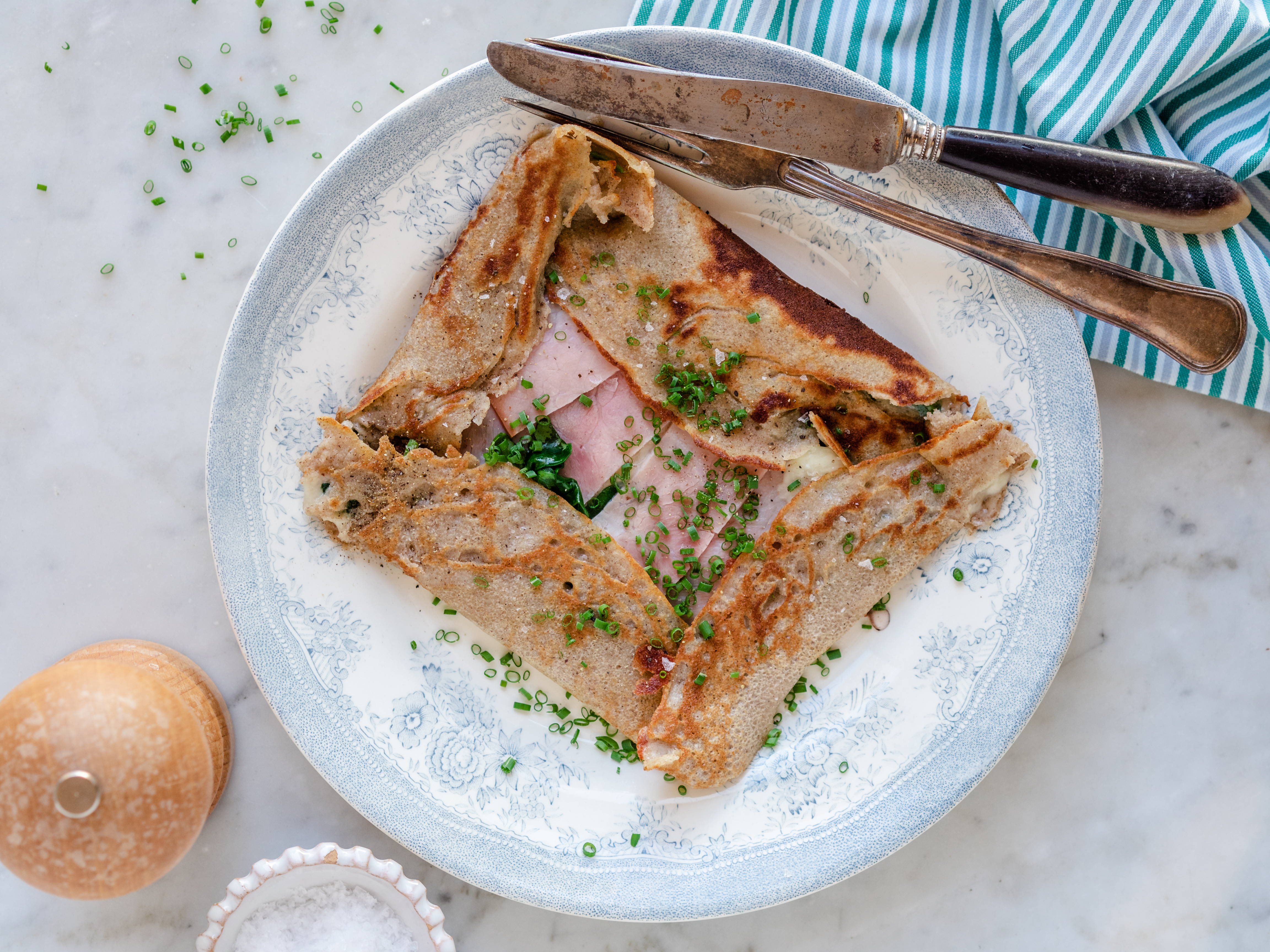FRANSK INSPIRERET CREPÉ - BOGHVEDEPANDEKAGER MED OST, SKINKE OG SPINAT ...
